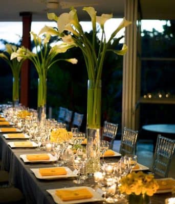 Hermosos arreglos florales con calas para celebraciones