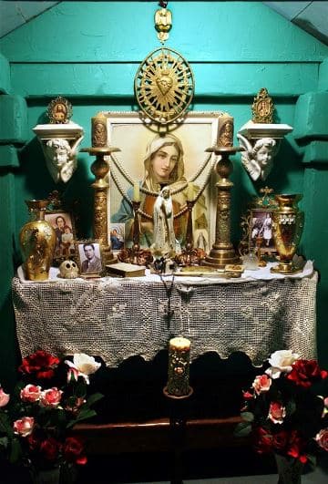 Algunas imagenes de altares catolicos en casas