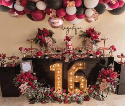 3 detalles en una decoración color vino y dorado para bodas